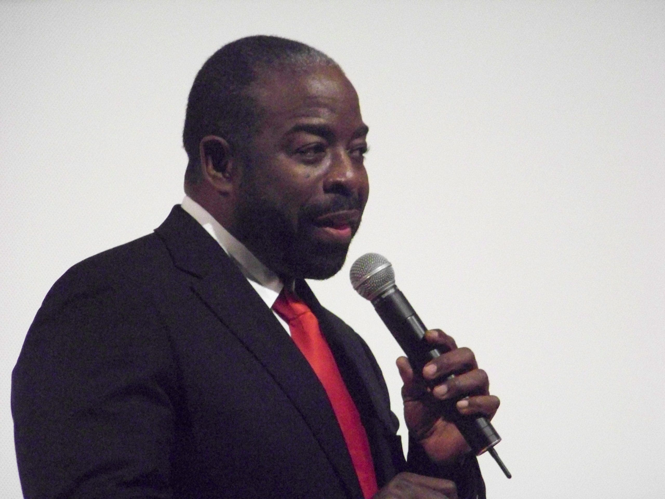 Les Brown Biography: Beating the Odds to Achieving Success - Mondosol